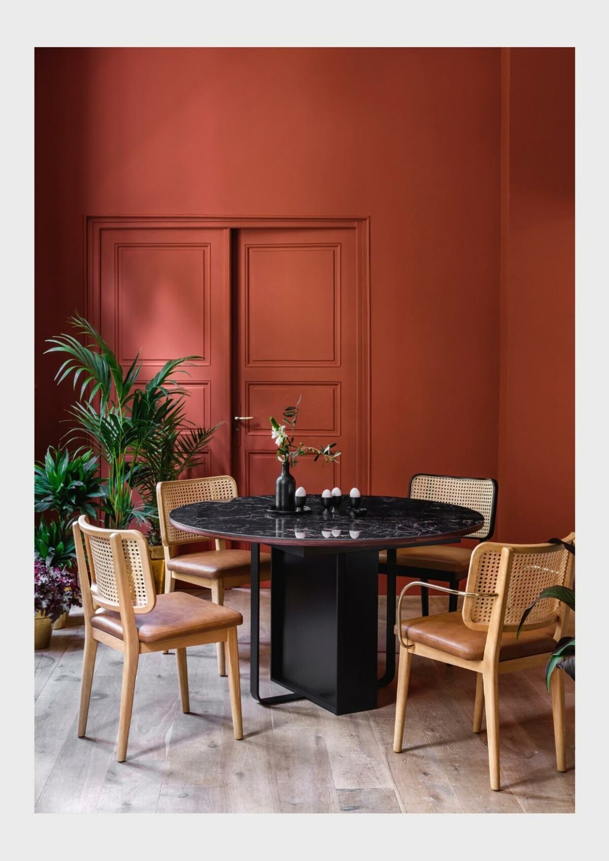 Felice round dining table - Red Edition
